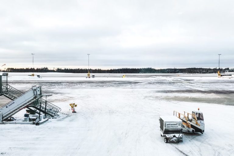 Can A Plane Take Off in Snow? (Complete Guide) ⋆ Expert World Travel