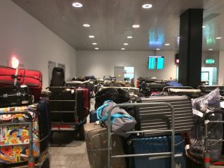 How Long Does Baggage Claim Take? (Why The Delay?) ⋆ Expert World Travel